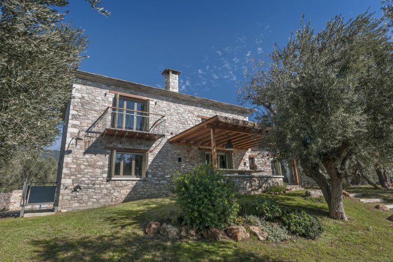 Το πέτρινο σπίτι μέσα στις ελιές του Πηλίου -Στο βουνό με θέα τον ...